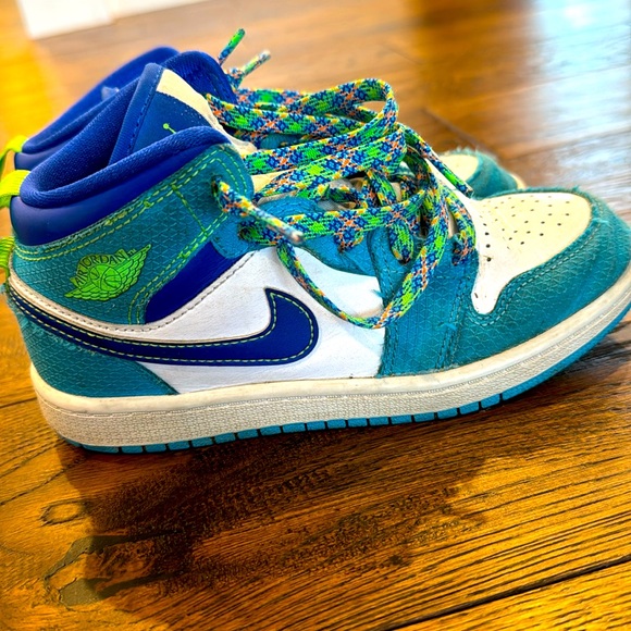 Nike | Shoes | Nike Air Jordan Mid Se Sprite Size Youth 1 | Poshmark